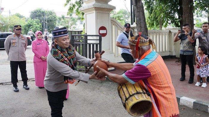 Tradisi Tuak Curu Warnai Prosesi Penyambutan Kapolres Manggarai Barat ...