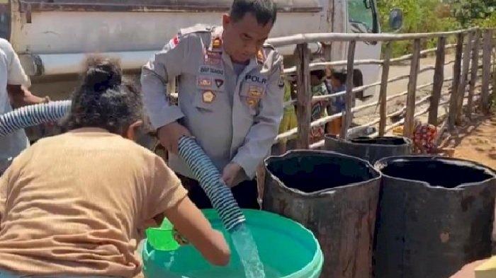 Polres Kupang Distribusikan Air Bersih Bagi 50 Kepala Keluarga di Desa Kifu Amfoang Timur - Pos ...