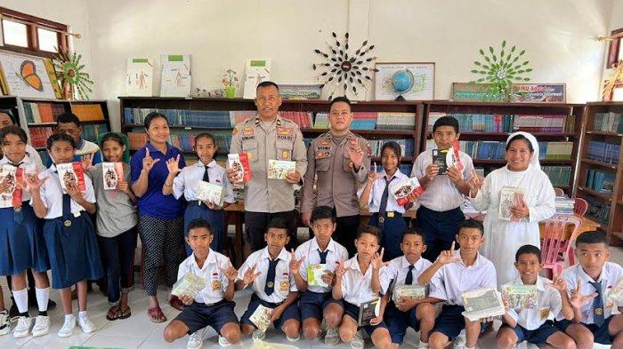Anak Didik Dapat Buku Literasi, Kepala SMPK Rosa Mistika Waerana ...