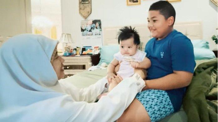 Putra Krisdayanti Pertama Kali Gendong Ameena, Kellen Lemos Ngeri : Takut Nangis - Pos-kupang.com