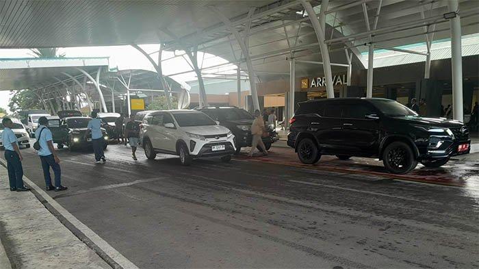 Pintu Kedatangan Bandara El Tari Semrawut, Mobil Penjemput Tak Parkir ...