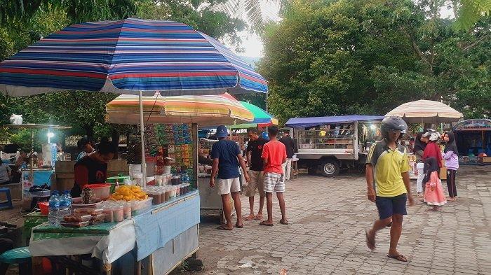 Ramadhan 2023, Berburu Takjil di Lapangan Mini Kalabahi - Pos-kupang.com
