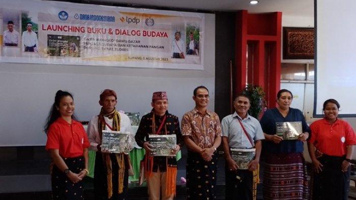 Dua Perempuan Muda Asal Flores Launching Buku Ga'en Wongko Damu Dazar ...