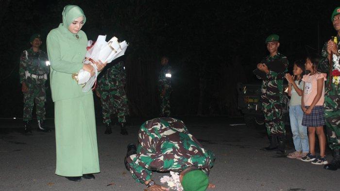 Dilepas dengan Haru, Letkol Czi Hanif Tupen Sujud Syukur di Gerbang ...