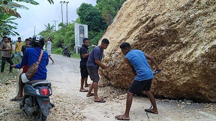 Longsoran Batu Besar Tutup Jalan, Akses ke Perbatasan RI-Timor Leste ...