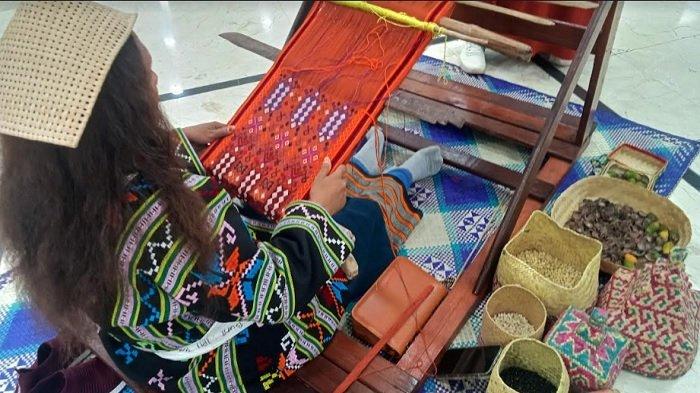 Tenun NTT Sarat Makna, Doa dan Harapan Ibu - Pos-kupang.com