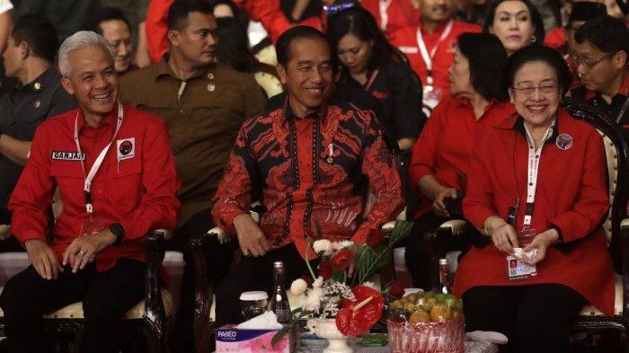 Jokowi - Ganjar Pranowo Kompak Tuntun Megawati Turuni Tangga - Pos-kupang.com
