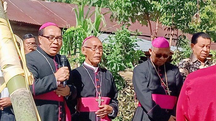 Syukuran 28 Tahun Sebagai Uskup, Mgr. Michael Cosmas Angkur Dapat Tiga ...