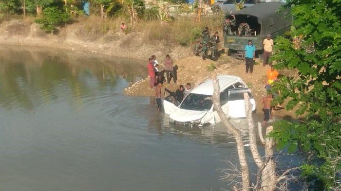 Pengemudi Mabuk Miras, Avanza Putih Tercebur ke Dalam Embung di Kota ...