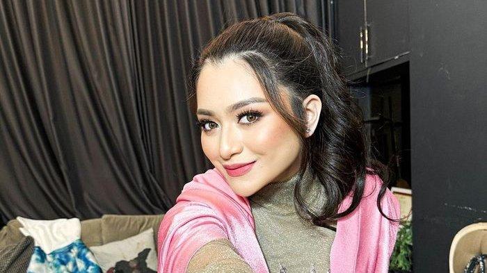 Usai Lepas Hijab, Nathalie Holscher Kini Pamer Pacar Baru, Janda Sule Pamer Foto Bareng Pria ...