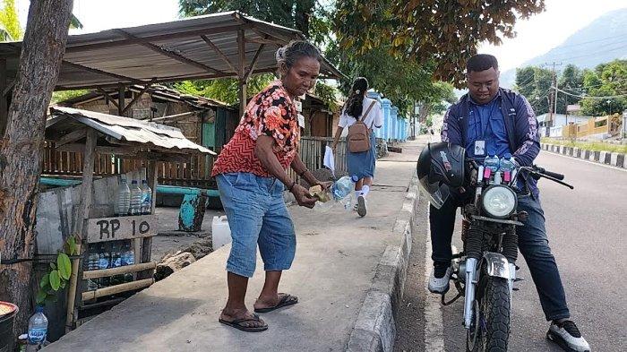 Kisah Oma Maria Bai, Tujuh Tahun Jualan BBM Eceran di Jalan Protokol ...