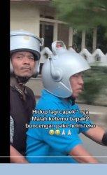Viral Kocak Dua Pria Berboncengan Menggunakan Helm Unik Berbentuk ...