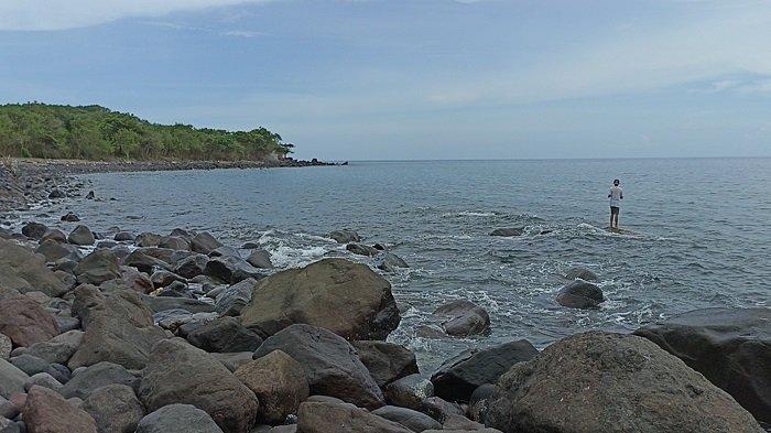 Menikmati Indahnya Pantai Berbatu Liang Bala Manggarai Timur - Pos ...