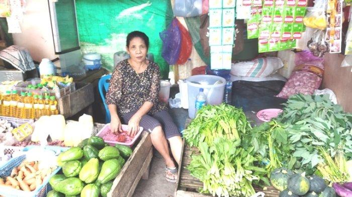 Pedagang di Pasar Baru Kota Labuan Bajo Kabupaten Manggarai Barat ...