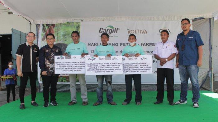 Tiga Petani di Sikka Terima Bonus Premium Sertifikasi dari PT Cargil ...