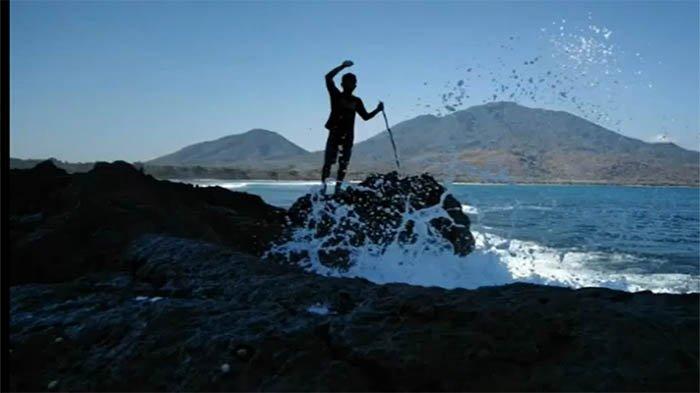 Wisata NTT, Pantai Teluk Watanlolo Permata Wisata di Lembata - Pos ...