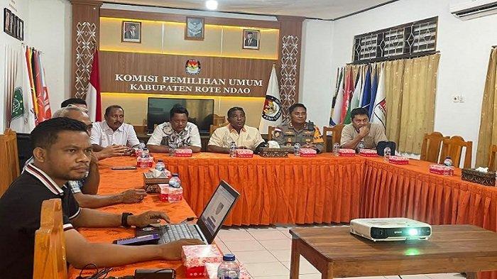 Pastikan Situasi Kondusif Usai Pencoblosan, Penjabat Bupati Rote Ndao Monitoring ke Kantor KPU ...