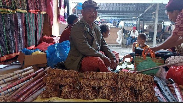 Pembeli Buru Tembakau di Pasar Inpres Ruteng, Pedagang Raup Keuntungan ...