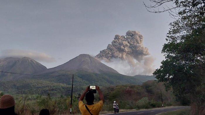 Pelintas Jalan Trans Flores Terpukau Lihat Erupsi Gunung Lewotobi Laki-laki di Flores Timur NTT ...