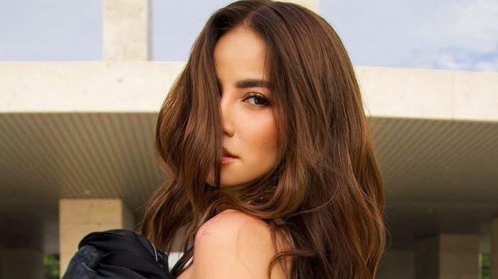 Ola Ramlan Tak Berhijab Saat Pemotretan, 4 Tampilan Foto dengan Gaya ...