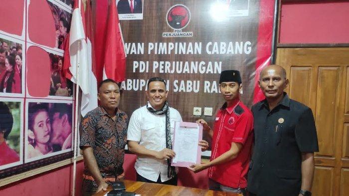 Pilkada Sabu Raijua, John Uly Resmi Daftar Balon Bupati di DPC PDIP - Pos-kupang.com