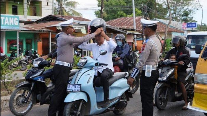 Polisi Temukan Puluhan Pengendara di Labuan Bajo Malas Pakai Helm saat Berkendara - Pos-kupang.com
