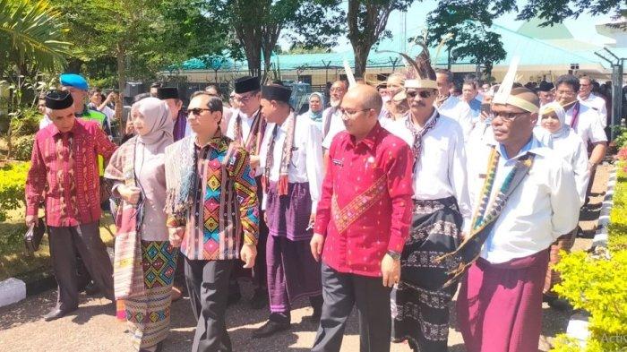 Ayodhia Kalake Perintah Ganti Seragam Dinas ASN - Pos-kupang.com