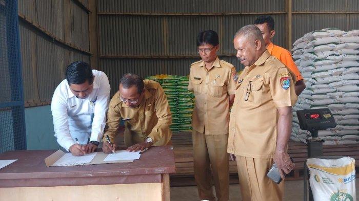 Perum Bulog, PT. Pos dan Pemda Alor Launching Penyaluran Bantuan Pangan ...