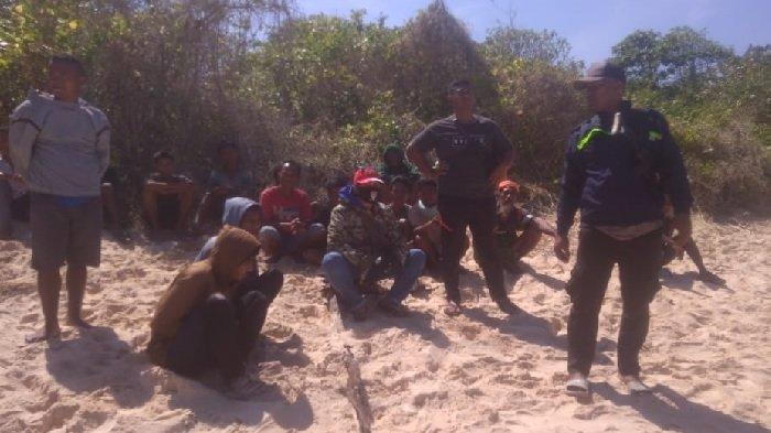 BREAKING NEWS: Perahu Nelayan Sulawesi Selatan Terdampar di Kodi Sumba ...