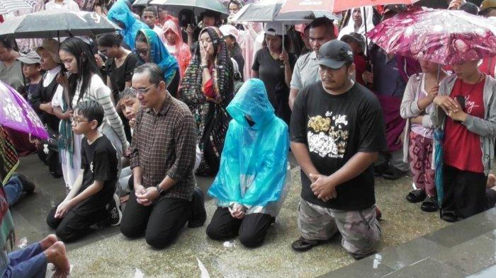 Umat Katolik di Keuskupan Labuan Bajo Khusyuk Ikuti Perayaan Jumat ...