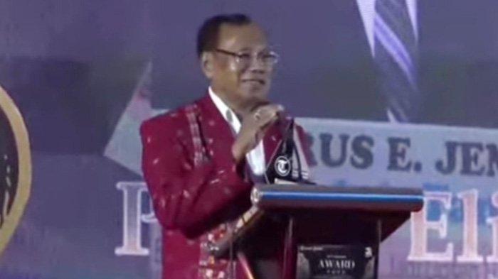 Petrus Elias Jemadu Raih Pos Kupang Award 2023 Sebagai Tokoh Pengamat ...
