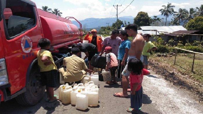 BPBD Manggarai Timur Salurkan Air Bersih ke Warga Desa Mbengan - Pos-kupang.com