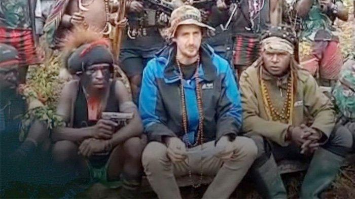 Sembilan Bulan Disandera KKB Egianus Kogoya, Pilot Susi Air Philip Mark ...