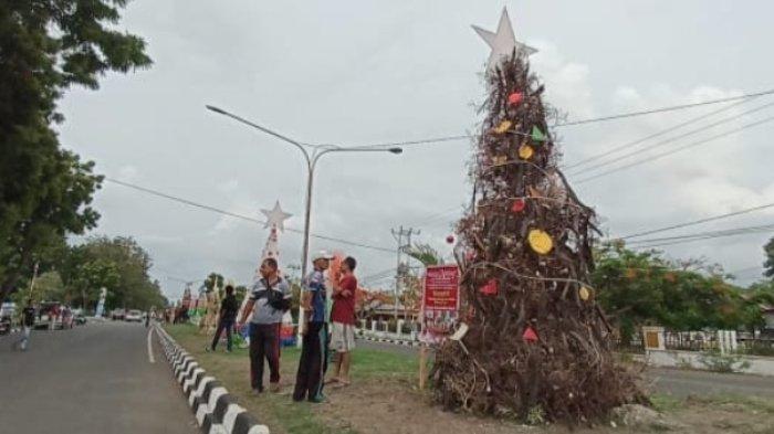 Unik, Mahasiswa Unipa di Sikka Pasang Pohon Natal Bernuansa Alam - Pos ...