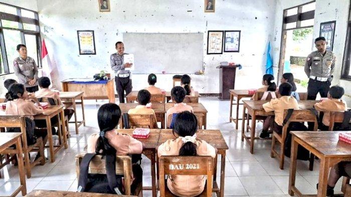 Satlantas Polres Rote Ndao Edukasi Pelajar Soal Keselamatan Berlalulintas - Pos-kupang.com