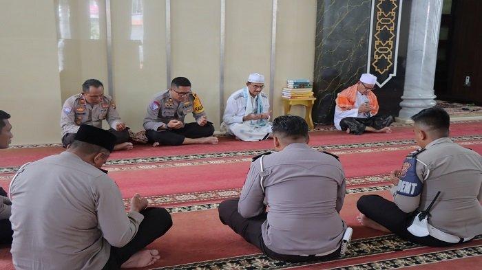 Liga 1 Tragedi Kanjuruhan, Polres Sumba Barat dan Umat Masjid Agung Al-Azhar Gelar Doa Bersama ...