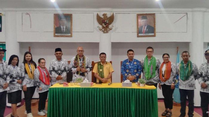 Gelar Kunjungan di Timor Tengan Utara, Ketua PGRI NTT Beri Tali Asih ke ...