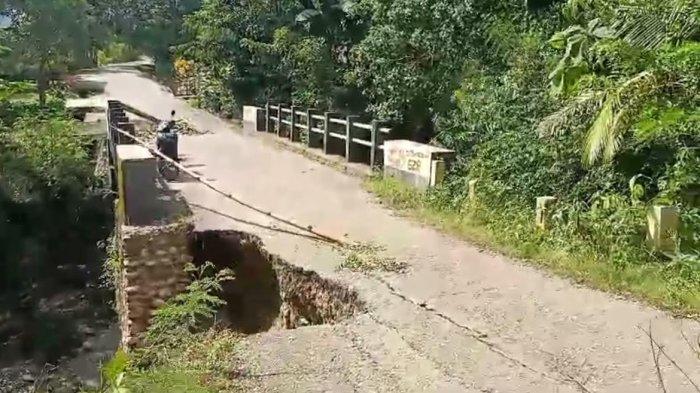 Ruas Jalan Umum di Kelurahan Aplasi TTU Terancam Putus - Pos-kupang.com