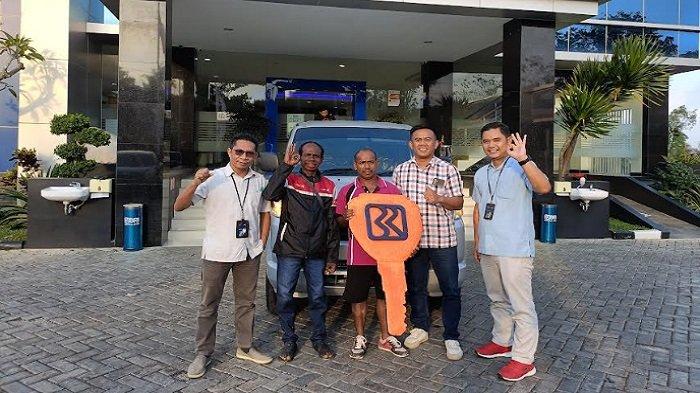 Kerja di Malaysia, Pria Asal Timor Tengah Selatan Dapat Hadiah Utama Undian Simpedes BRI Kanca ...