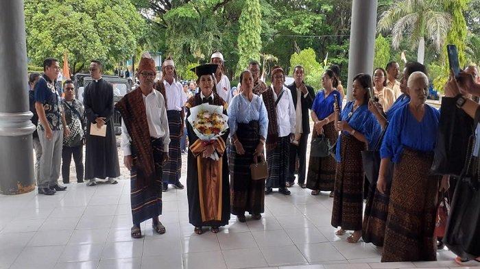 Prof. Dr. Redempta Wea Dikukuhkan Sebagai Guru Besar Kelima di Politani ...