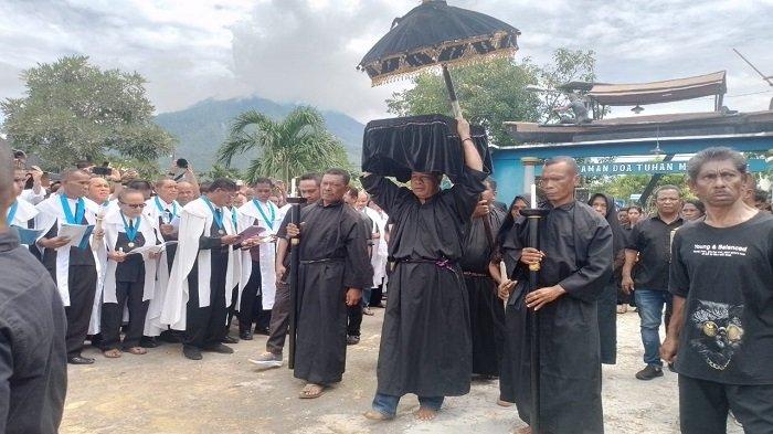 Semana Santa Larantuka: Ribuan Umat dan Peziarah Sampaikan Permesa di Kapela Tuan Meninu - Pos ...