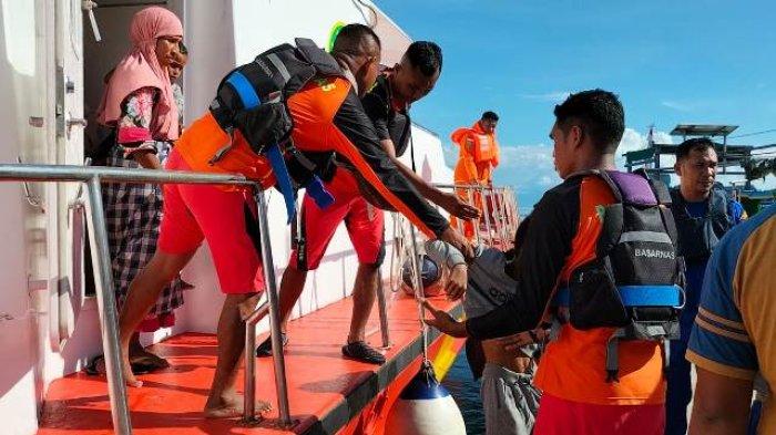 Tim SAR Gabungan Berhasil Evakuasi 9 Pemudik dan Kapal yang Mati Mesin di Laut Flores - Pos ...
