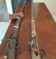 Warga Kabupaten Kupang Serahkan Dua Pucuk Senjata Api Rakitan ke Polisi - Pos-kupang.com