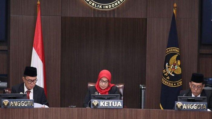 Breaking News Langgar Kode Etik Dkpp Berhentikan Fransiskus Pole Dari