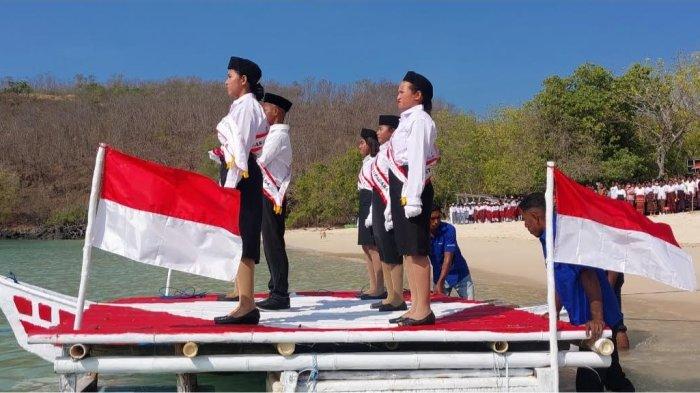 Pusaka Merah-Putih Berkibar di Tengah Laut Wisata Pantai Oa Flores ...