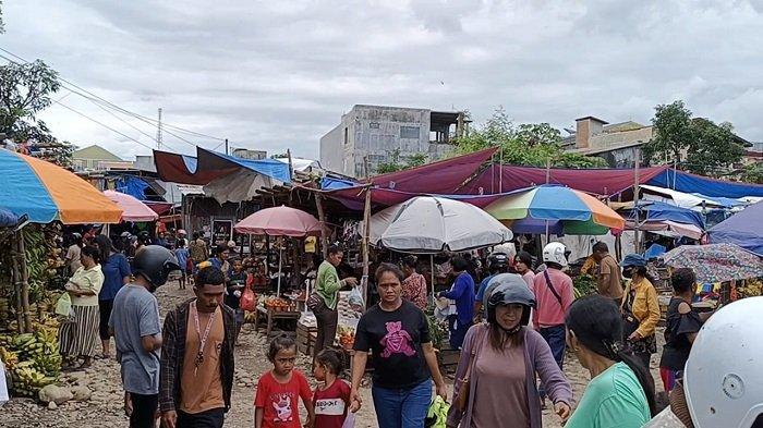 Jelang Tahun Baru 2025, Pasar Tradisional Atambua Ramai Dikunjungi ...