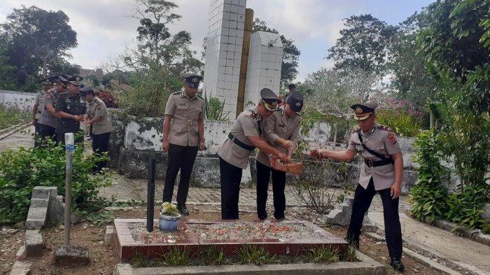 Jelang HUT Bhayangkara ke-78, Polres Sumba Barat Daya Tabur Bunga di TMP Pada Eweta - Pos-kupang.com