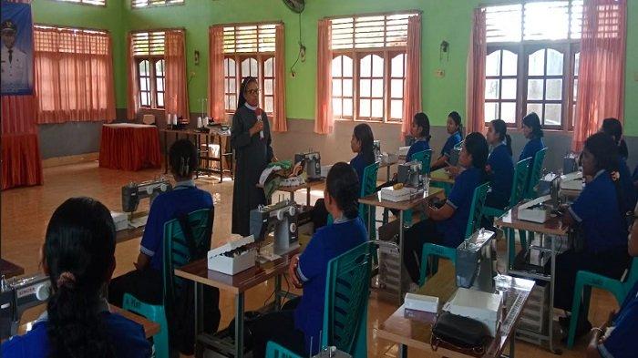 Beri Pelatihan Menjahit bagi Anak Muda di Belu, Suster Yudiana Terapkan ...