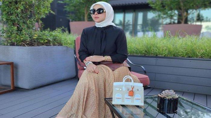 Syahrini 4 Tahun Menikah Belum Punya Anak,Princess Hempas Haters dengan Gaya Elegan Tenteng Tas ...