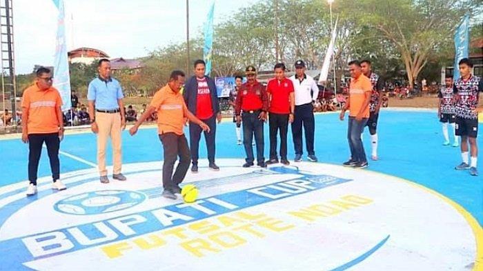 Wabup Rote Ndao Stefanus Saek Buka Futsal Bupati Cup - Pos-kupang.com